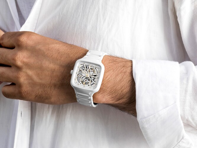 True Square Automatic Open Heart 남성 하이테크 세라믹 시계 R27073702 | Rado® 대한민국