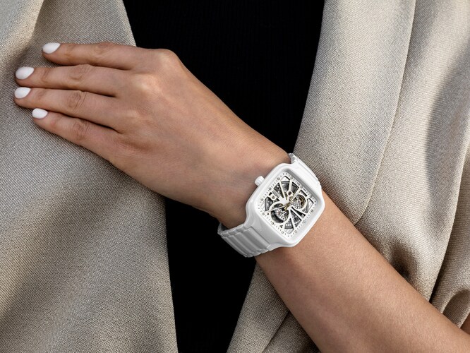 True Square Automatic Open Heart 남성 하이테크 세라믹 시계 R27073702 | Rado® 대한민국